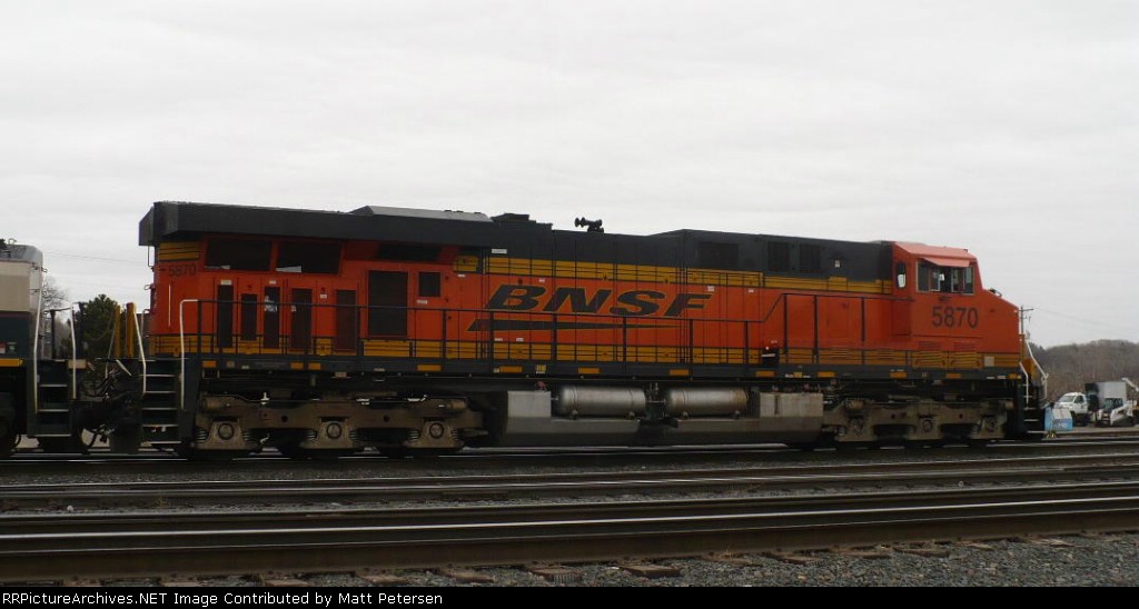 BNSF 5870